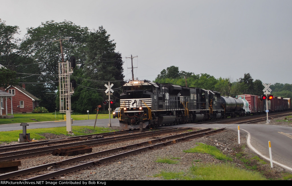 NS 1143 leads eastbound manifest